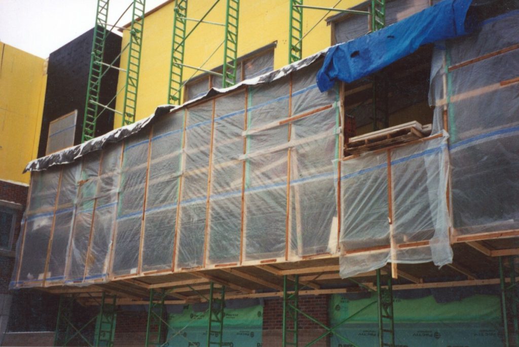 WINTER ENCLOSURE USING OVERHEAD PROTECTION - Non-Stop Scaffolding